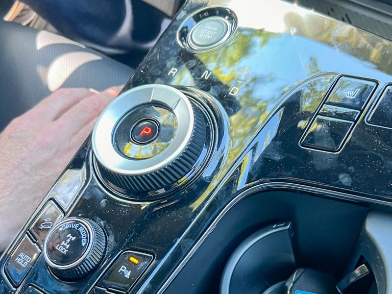 2025 Kia Sportage Hybrid Gear Selector Dial | At Home with Tech